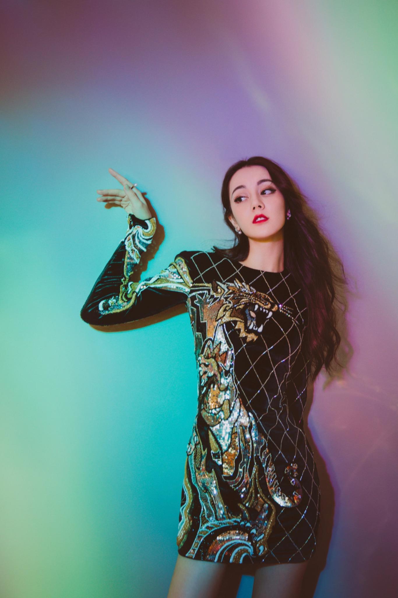 Dilraba won the most popular award again (T-shirt, light makeup and ...