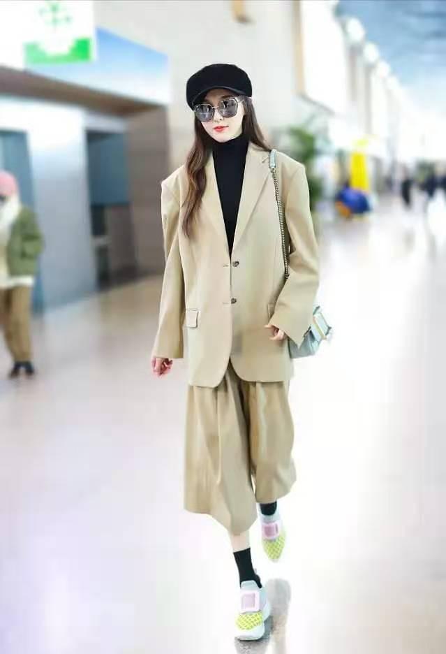 Tang Yan is a rare luxury (wearing a 5,000 yuan T-shirt with big ripped ...