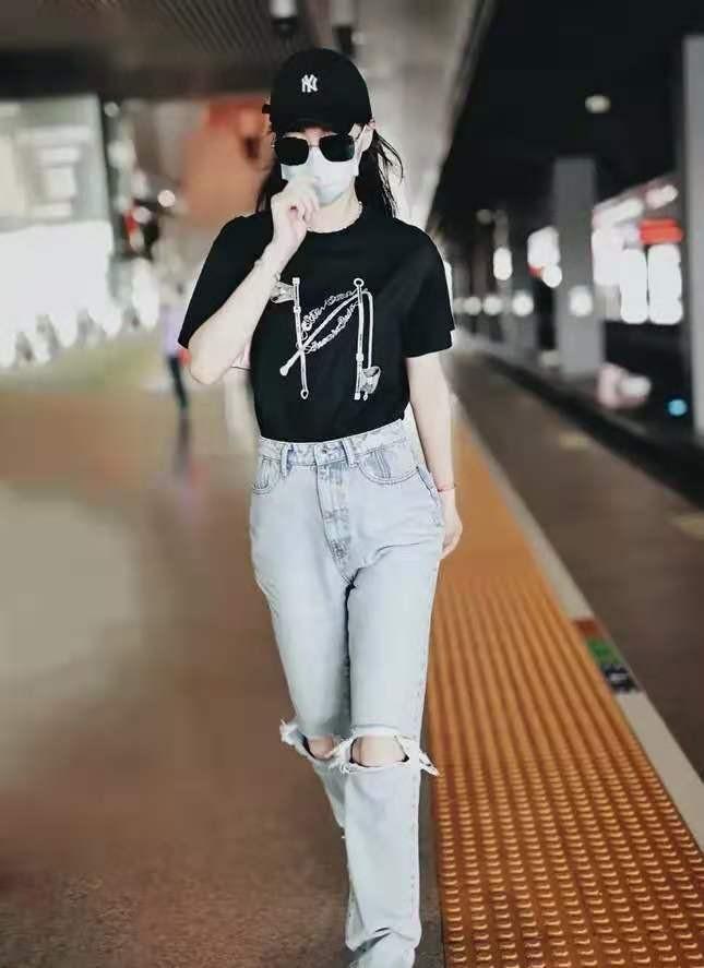 Tang Yan is a rare luxury (wearing a 5,000 yuan T-shirt with big ripped ...