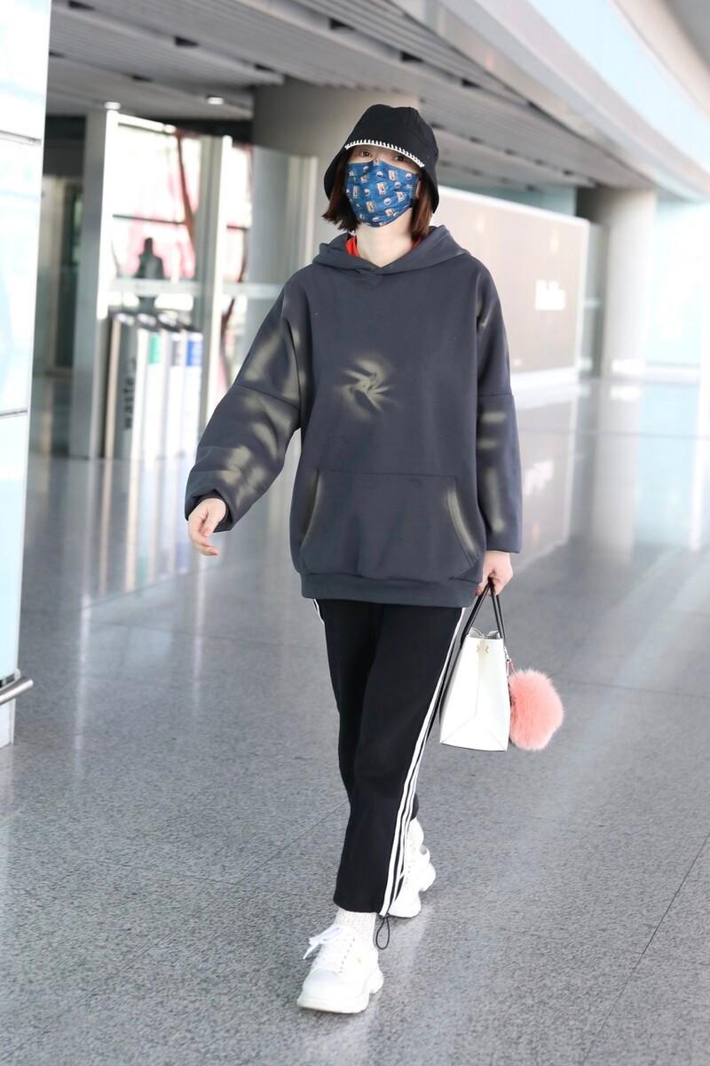 Liu Yan’s recent photos show her haggardness. T-shirt + denim skirt are ...