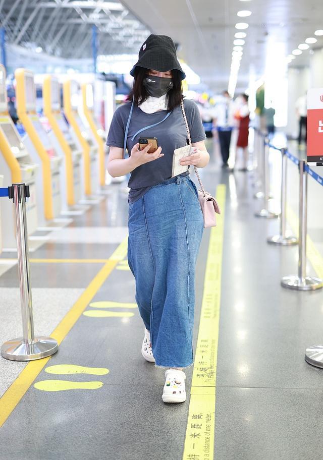 Liu Yan’s recent photos show her haggardness. T-shirt + denim skirt are ...