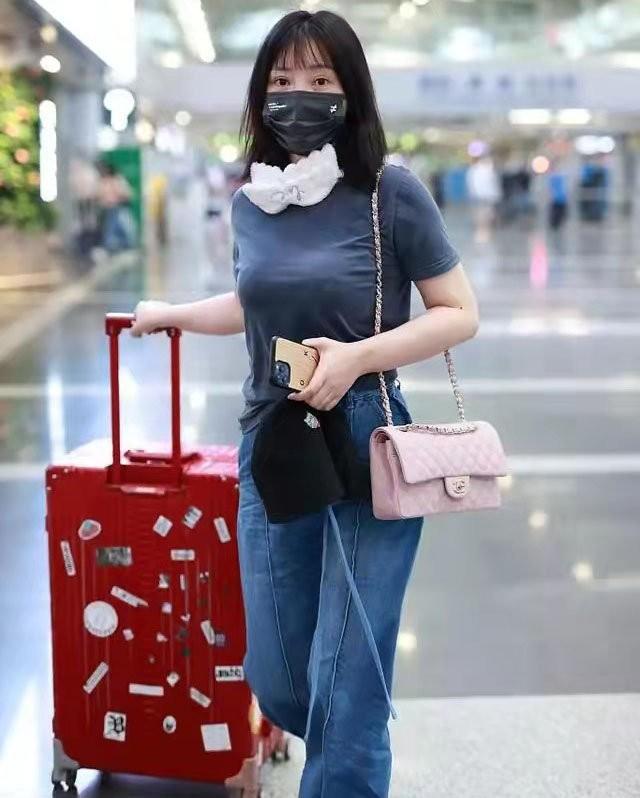 Liu Yan’s recent photos show her haggardness. T-shirt + denim skirt are ...