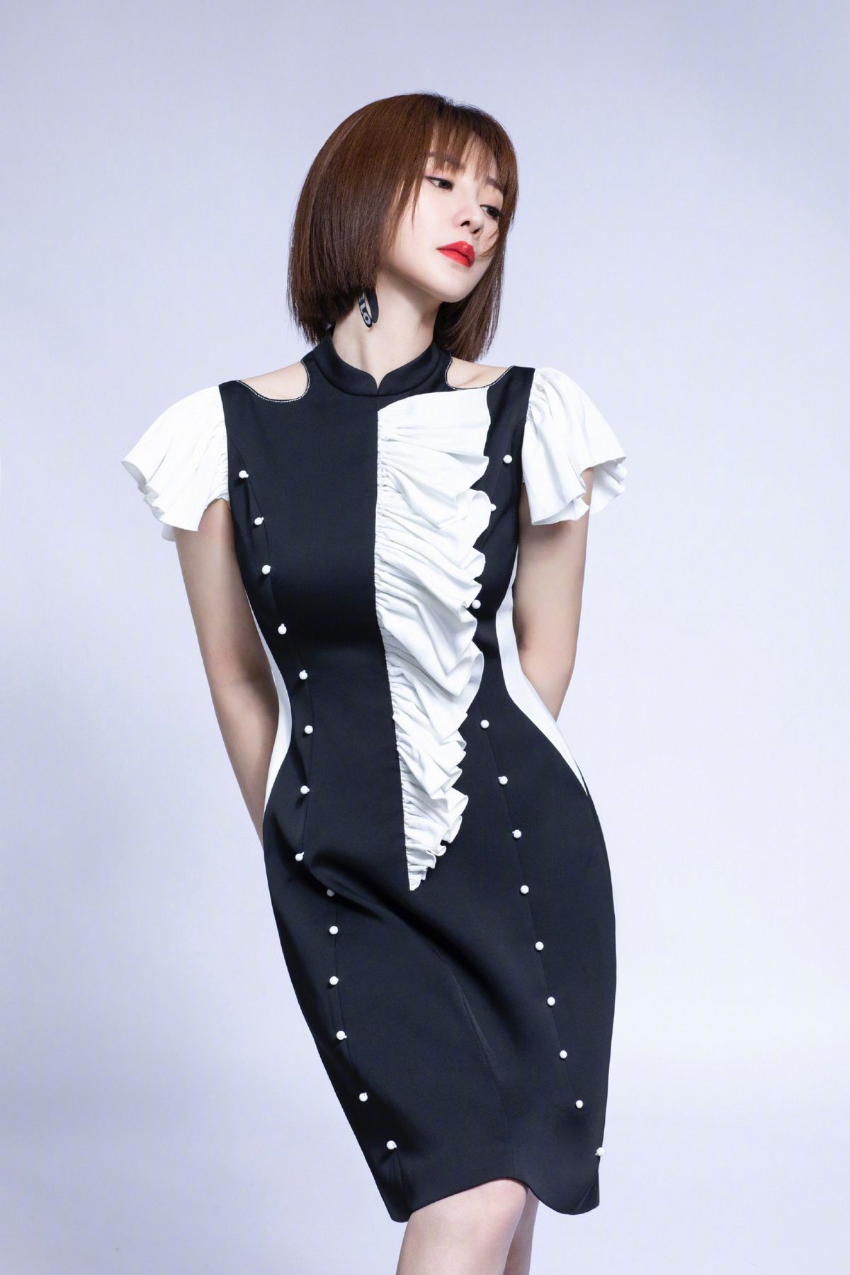 Liu Yan’s recent photos show her haggardness. T-shirt + denim skirt are ...