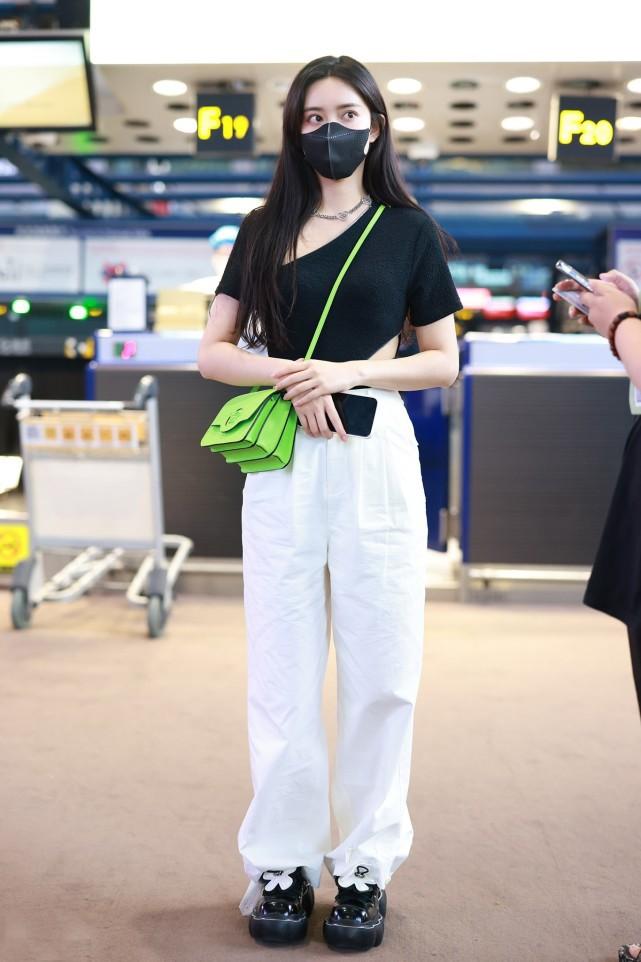 Meng Ziyi knows how to wear fashionable black T-shirt + white pants ...