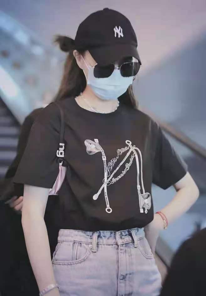 Tang Yan is a rare luxury (wearing a 5,000 yuan T-shirt with big ripped ...
