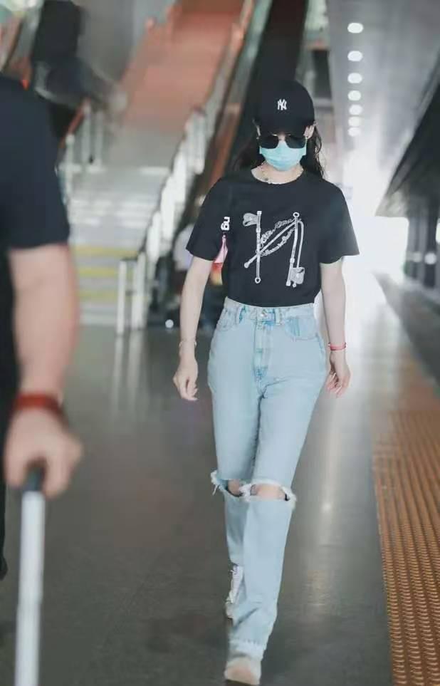 Tang Yan is a rare luxury (wearing a 5,000 yuan T-shirt with big ripped ...